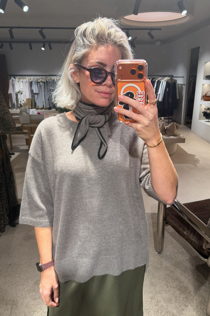 Lisa Yang - Top - Camille - Truffle – BYLOTTE